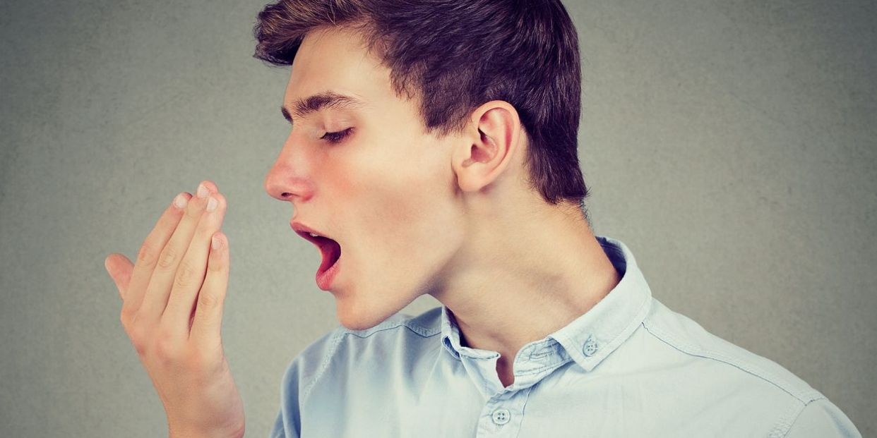 ¿Por qué huele mal el aliento?