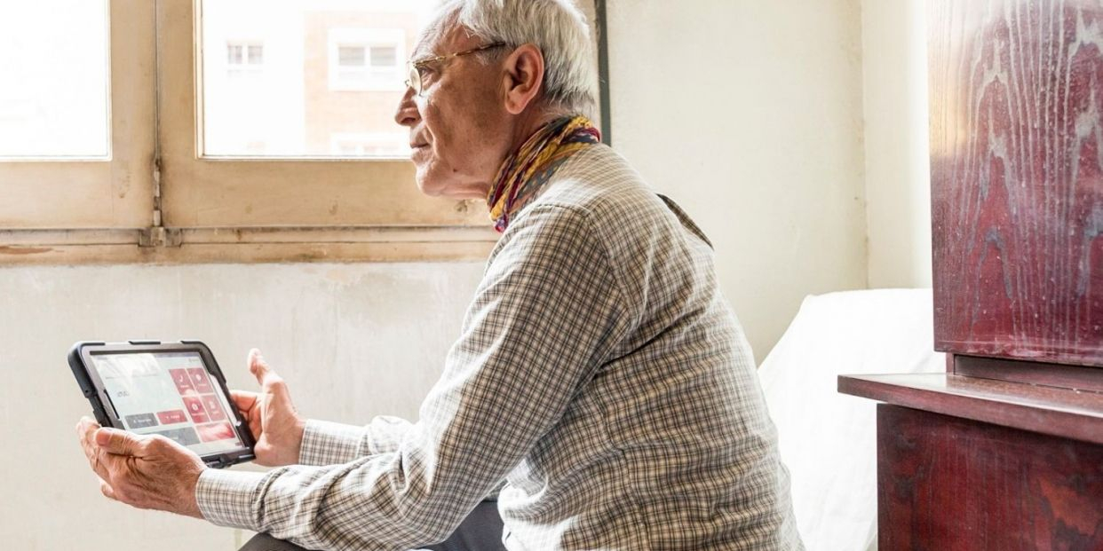 Vincles BCN acompaña y conecta a más de 3.000 mayores