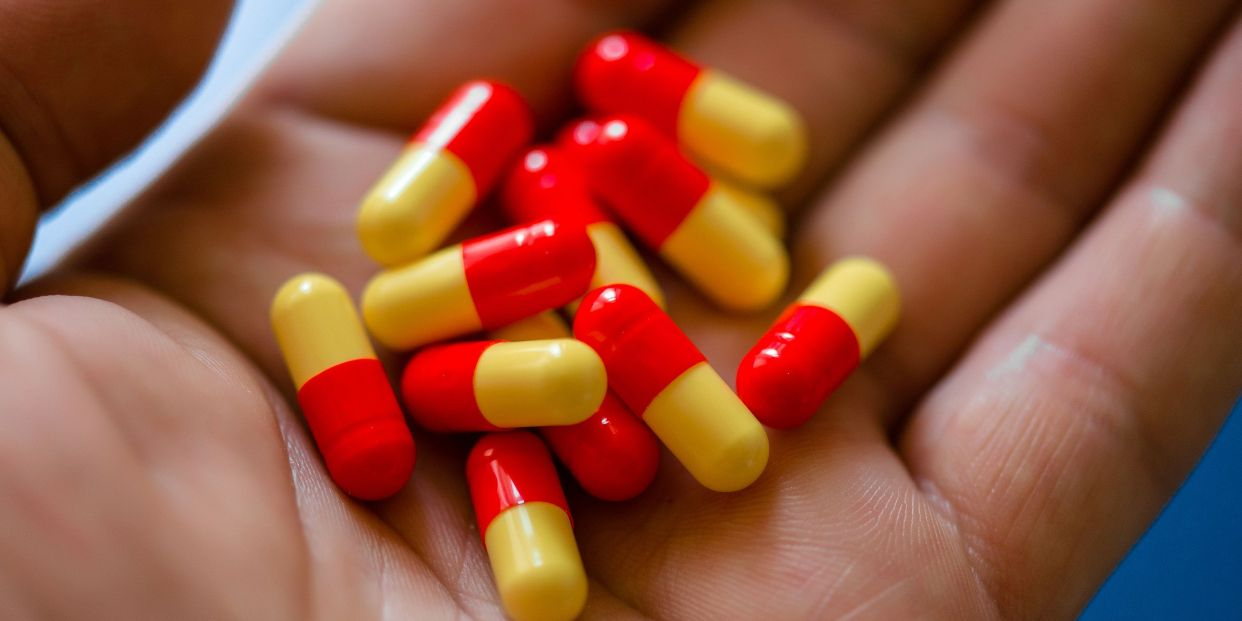 Esta es la forma correcta de tomar una pastilla