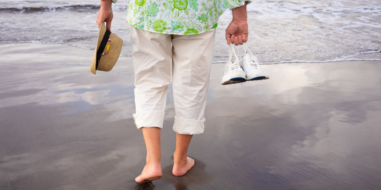 Cómo de beneficioso es caminar descalzo por la playa