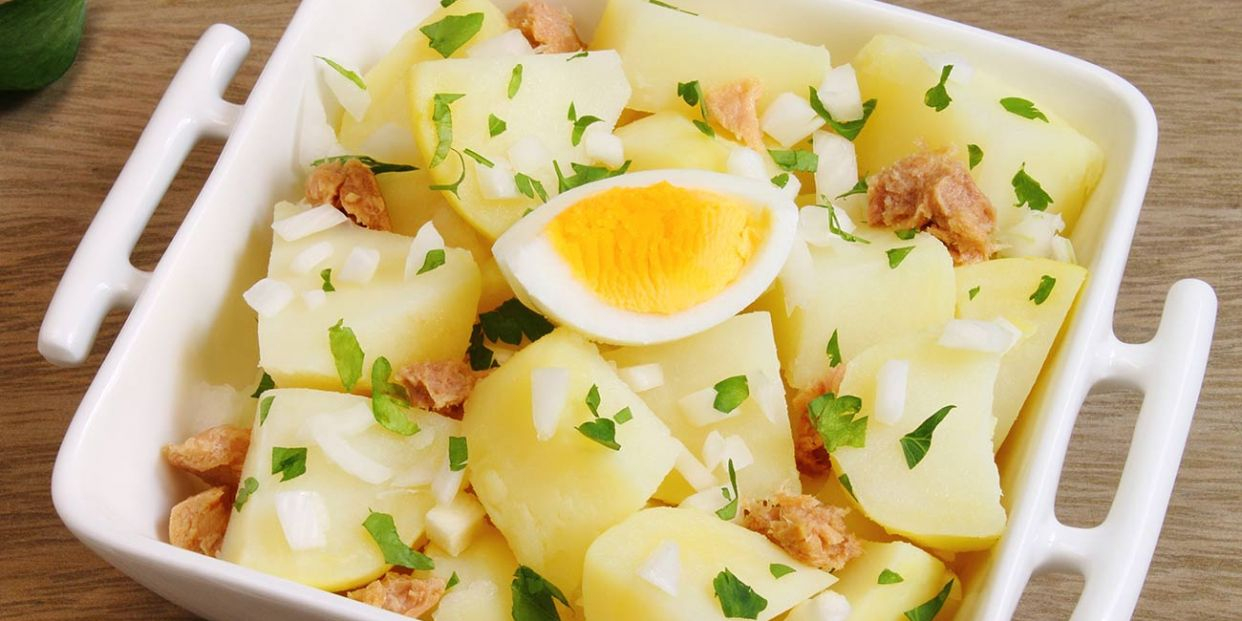 Ensalada de patata, atún huevo y cebolla