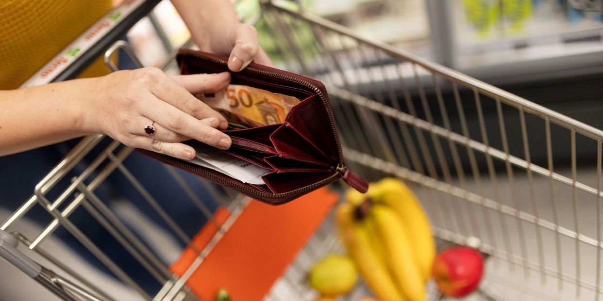 La compra básica se encarece 4 veces más que las pensiones