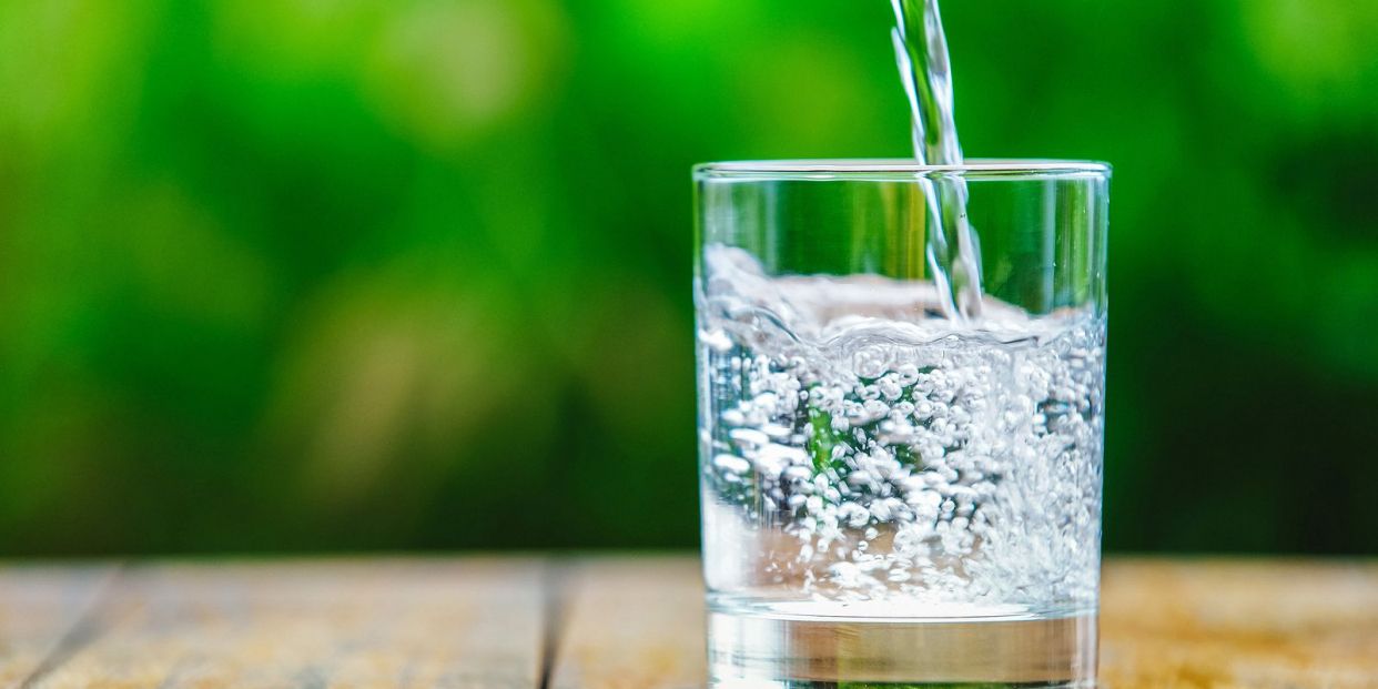 Todo lo que debes saber sobre el agua con gas