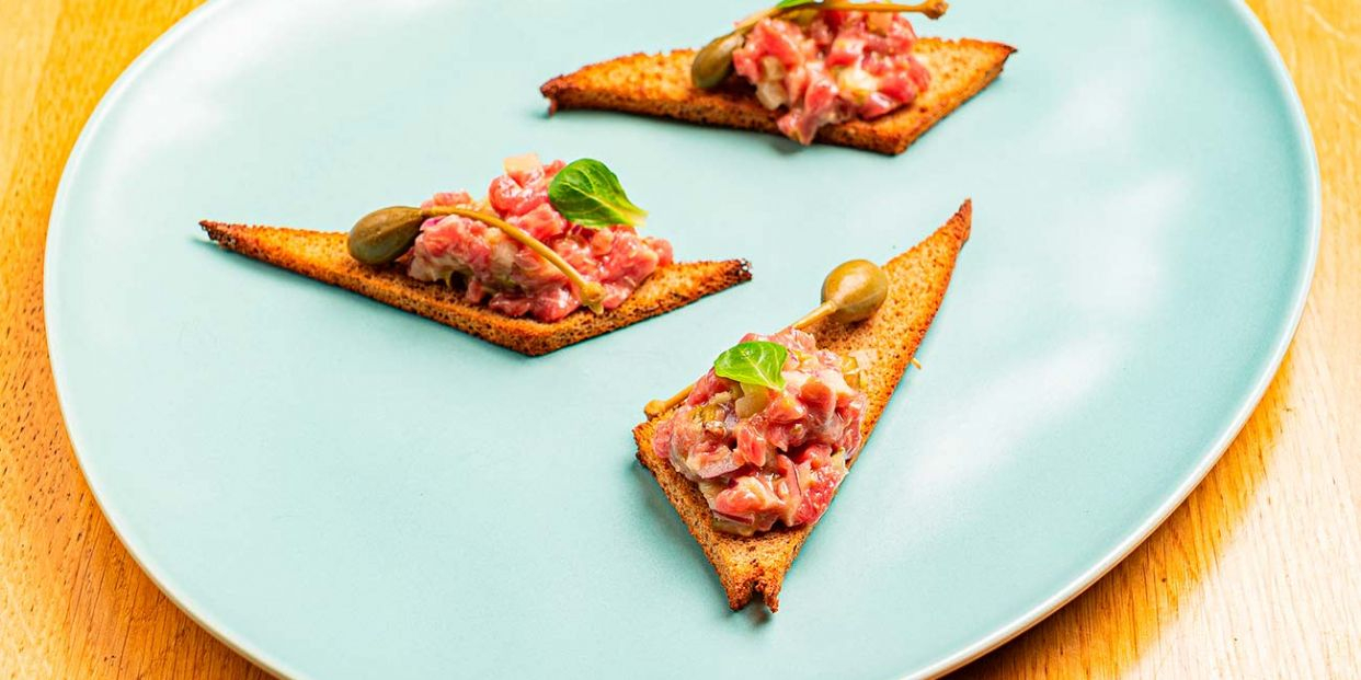 Canapés de steak tartar con alcaparrones y canónigos