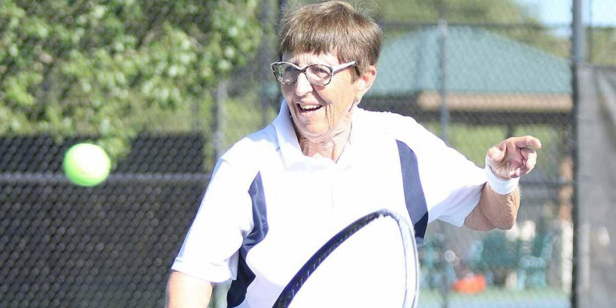 Gail Falkenberg, la tenista de 76 años que sigue en activo