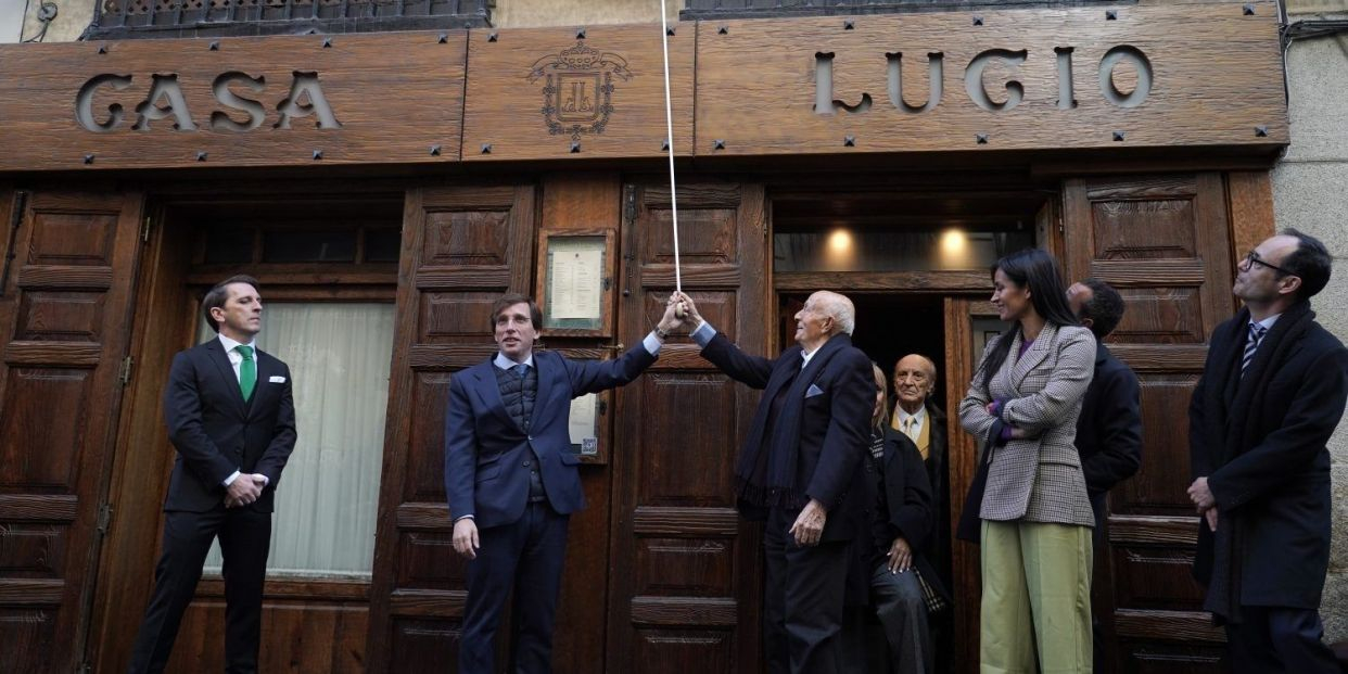 Madrid reconoce la trayectoria del restaurante Casa Lucio