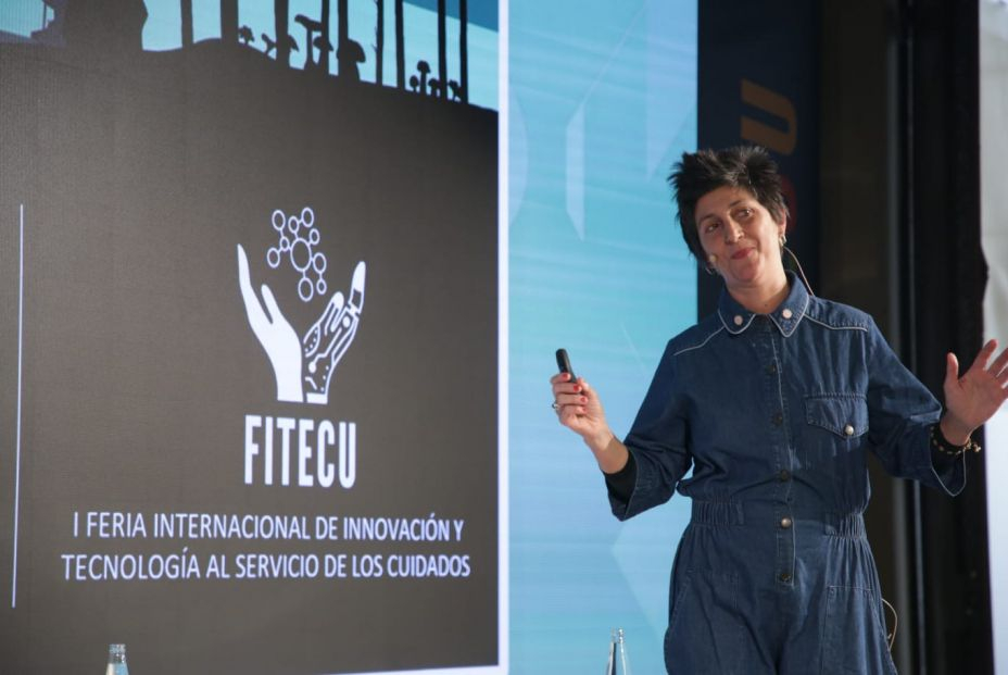 Lorena Paz demanda tecnología accesible para los mayores