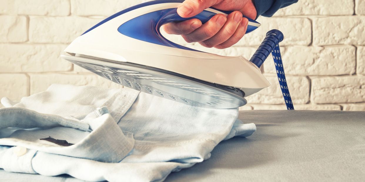 Cómo recuperar la ropa quemada con la plancha
