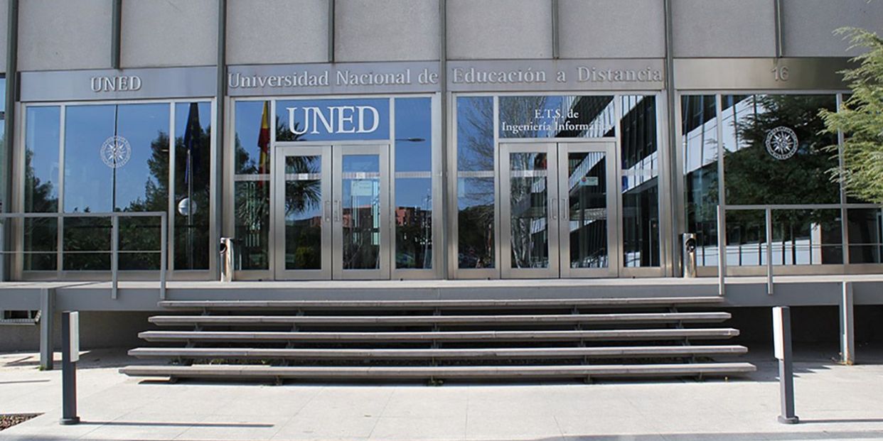 Entregan 50.000 firmas en la UNED contra el edadismo