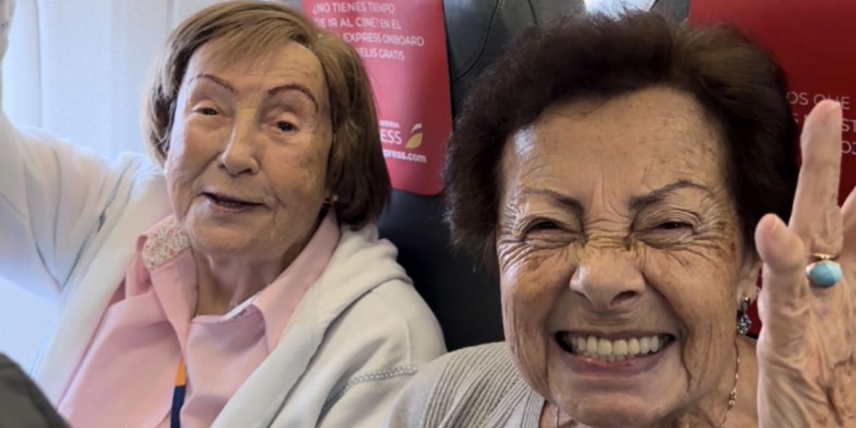 Ángela cumple a los 97 años su sueño de viajar a Canarias