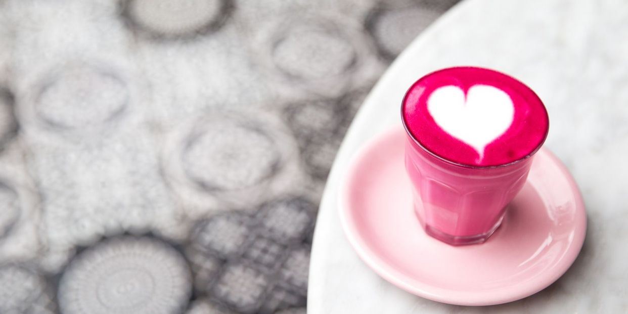 ¿Conoces el café rosa? La nueva moda llega a tu taza