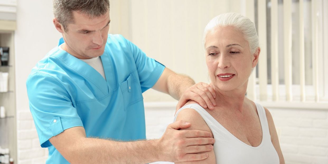 ejercicios de Codman para la rehabilitación de hombros