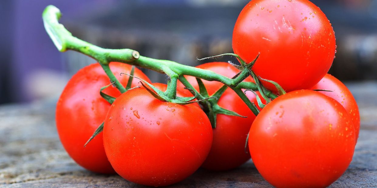 El truco viral para cortar muchos tomates cherry a la vez