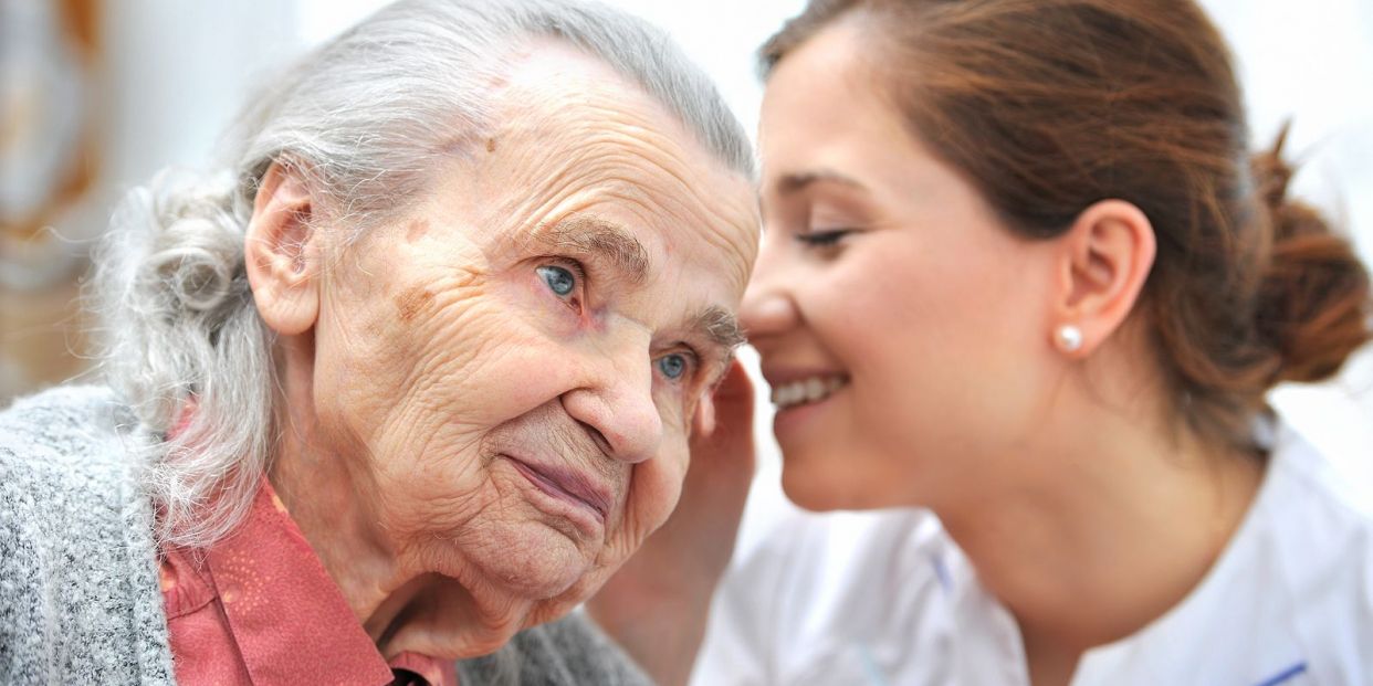 En qué consiste el 'elderspeak' y qué consecuencias tiene