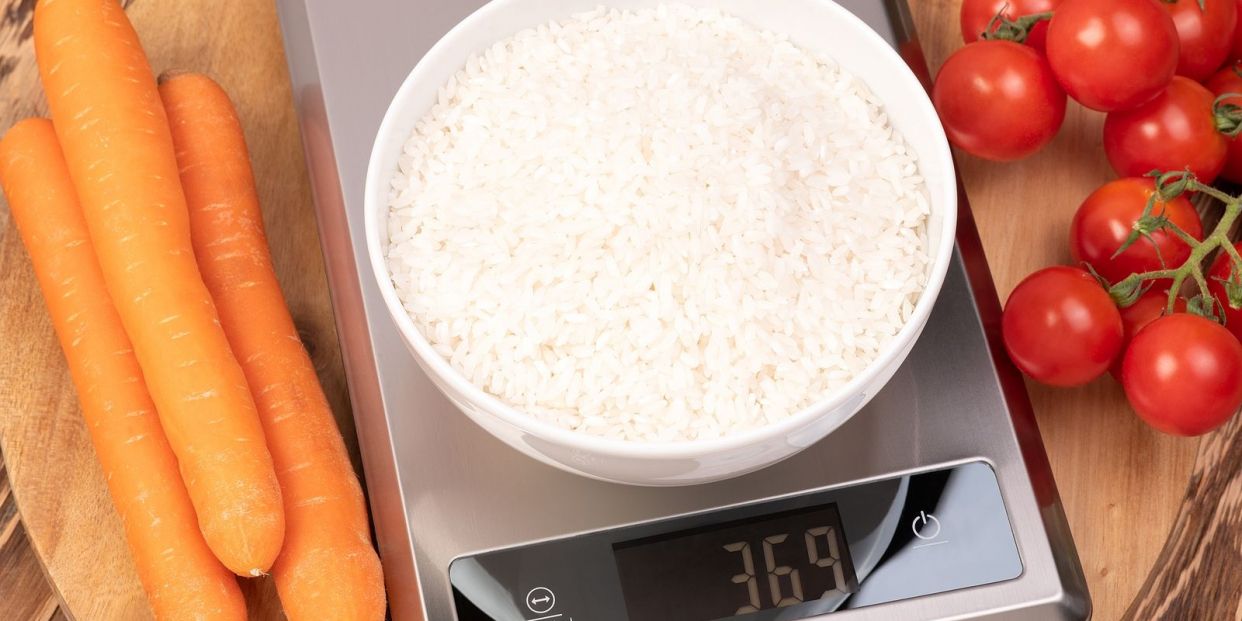 ¿Es mejor pesar los alimentos crudos o cocinados?