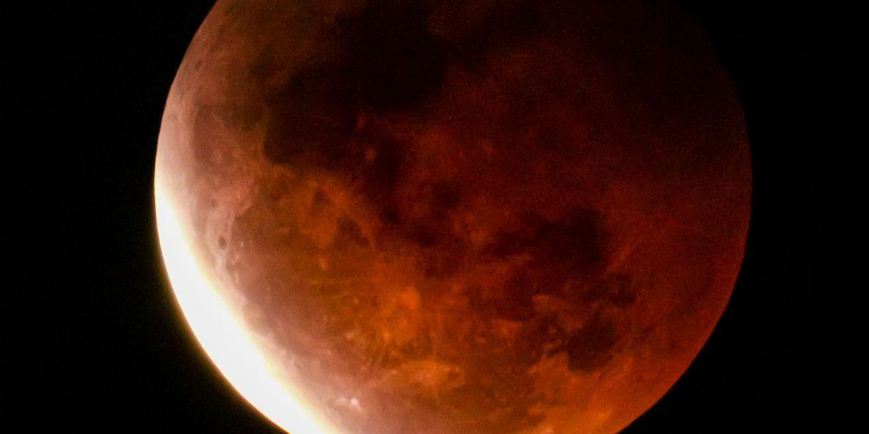 Eclipse lunar: cómo y cúando ver la luna roja o de sangre