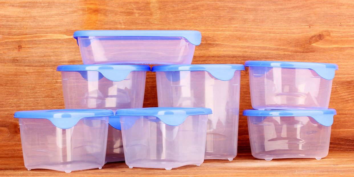 Una ingeniera explica un truco para limpiar un tupper