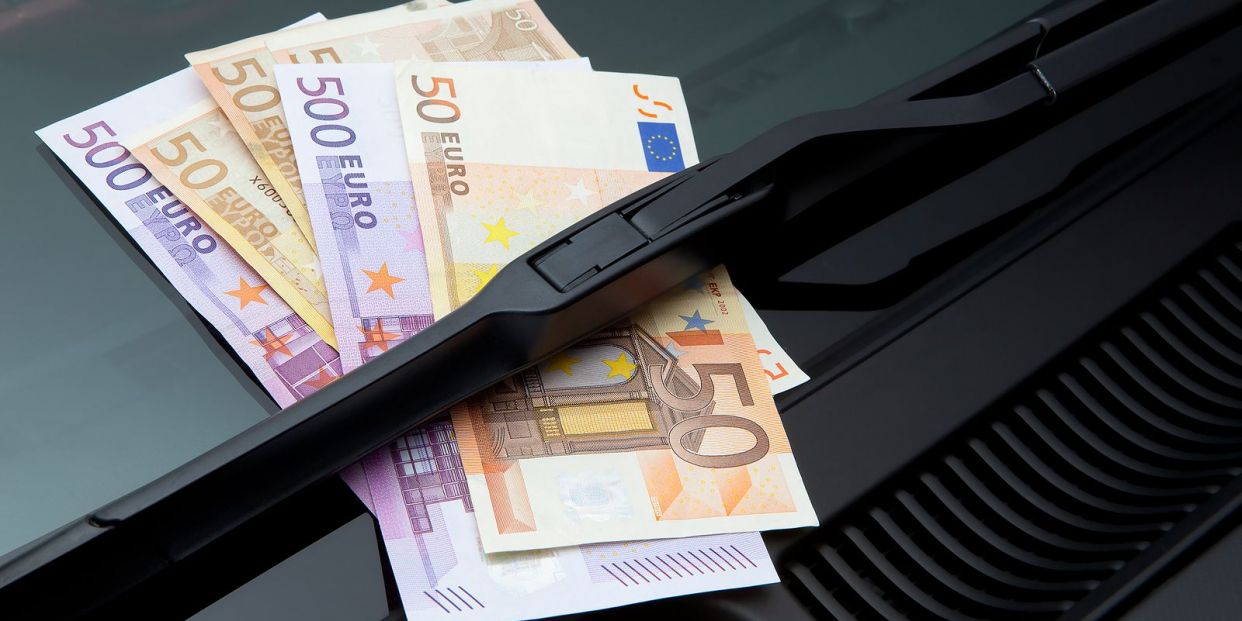 ¿Un billete de 50 euros en tu coche? Cuidado: es una estafa