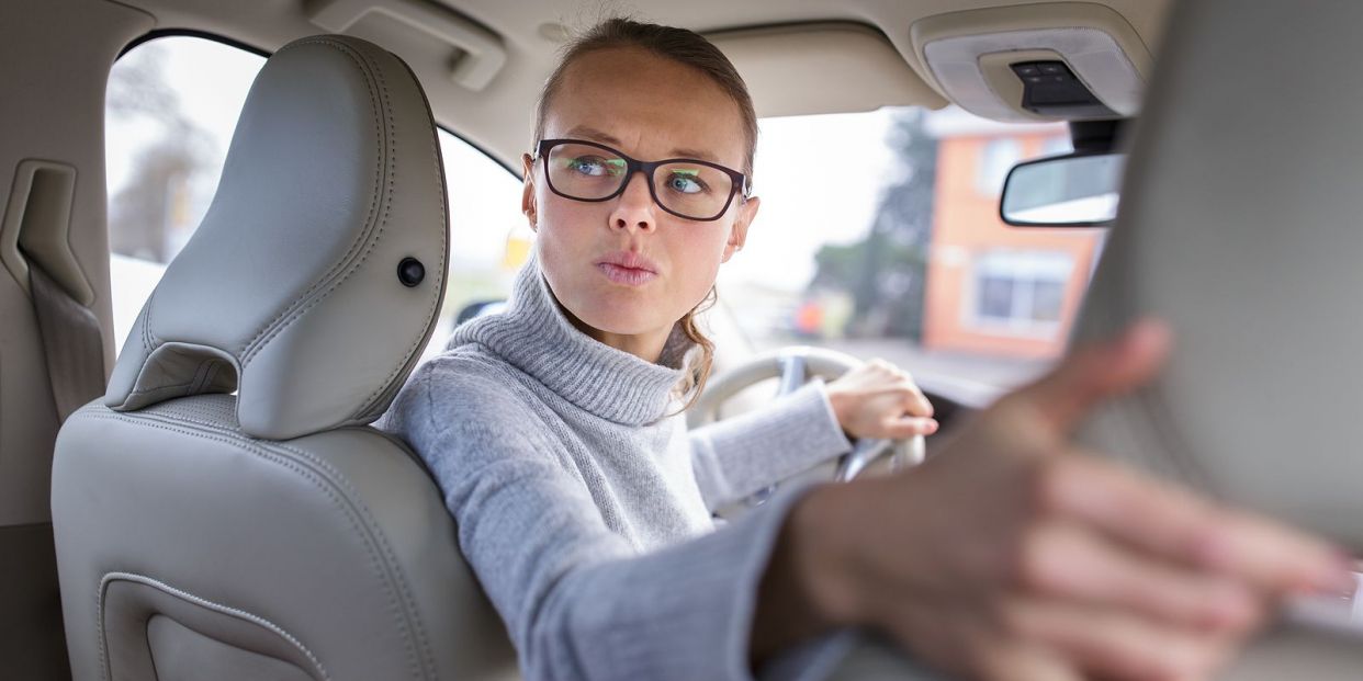 La DGT aclara cuándo se puede usar la marcha atrás