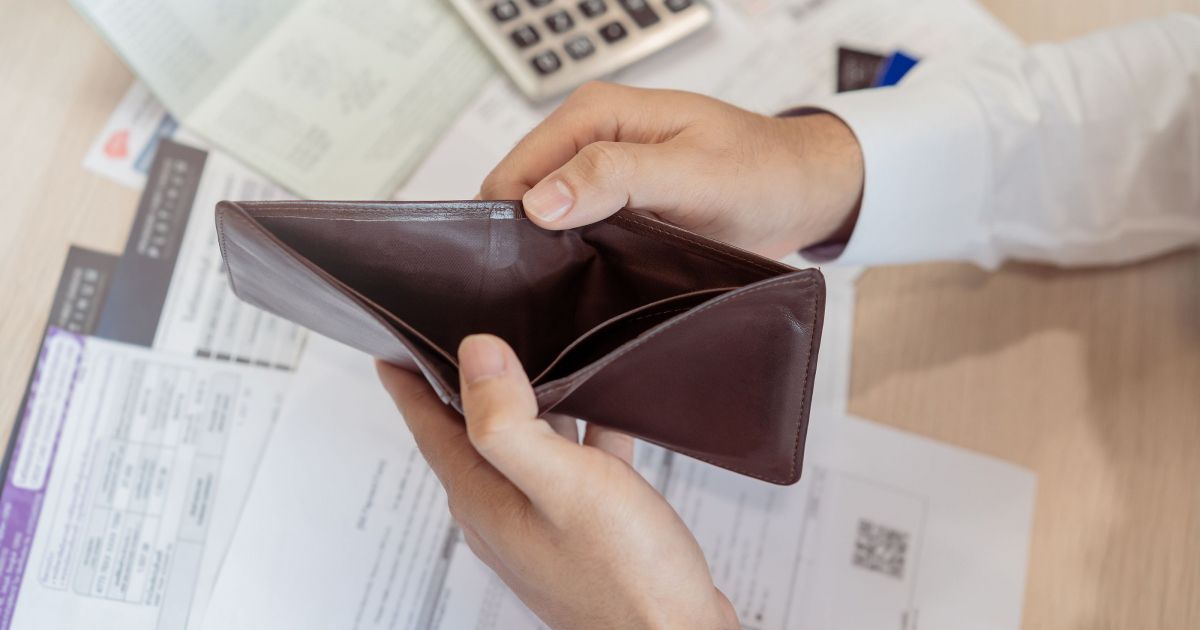 Los españoles gastan 2.781 euros más de lo que ganan