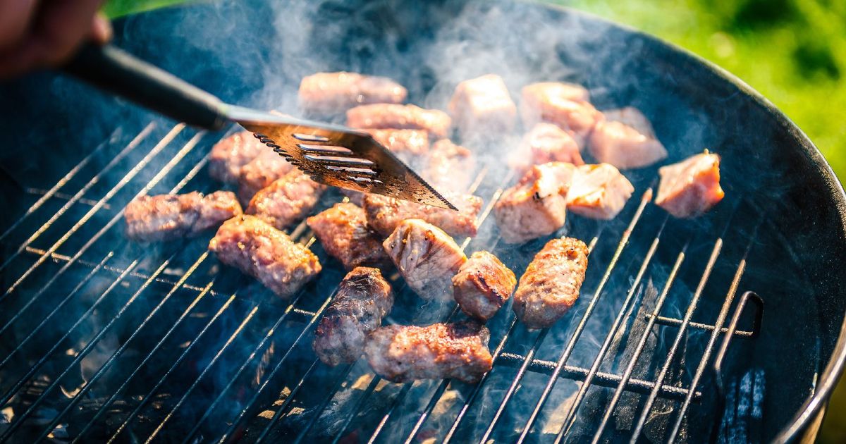 El truco que evita que la comida se pegue en la barbacoa