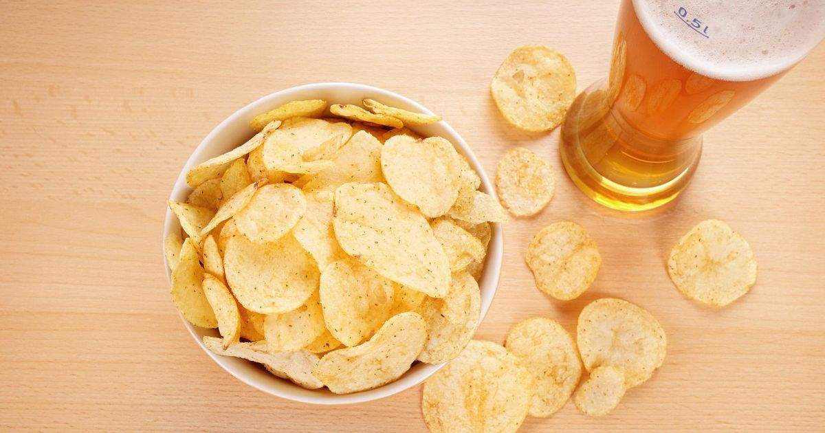 Por qué beber alcohol hace que te apetezcan patatas fritas