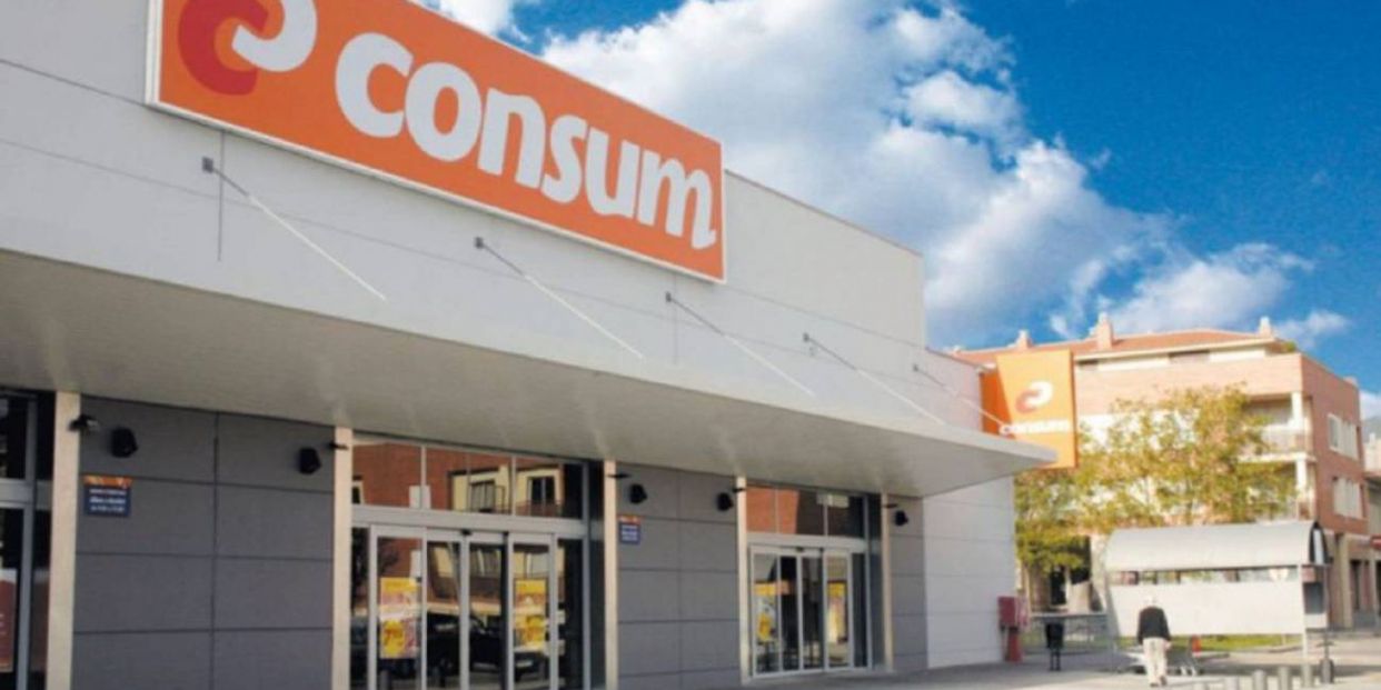 Consum reduce su horario, el aforo y limita las compras