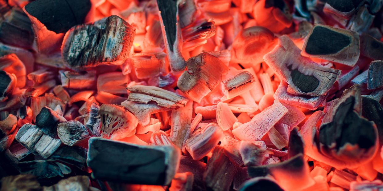 Cómo hacer las brasas perfectas para tu barbacoa