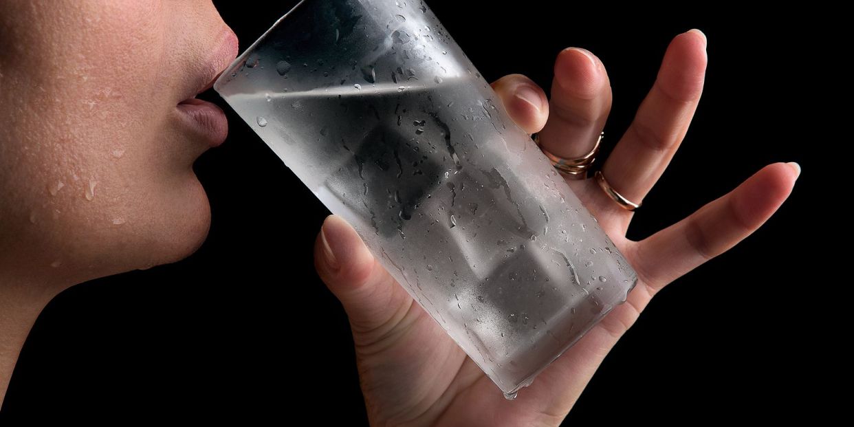 ¿Es bueno beber agua fría?