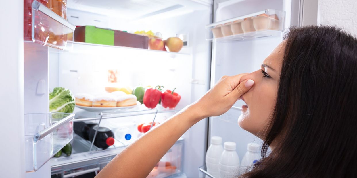 Este sencillo truco limpia tu nevera y evita que huela mal