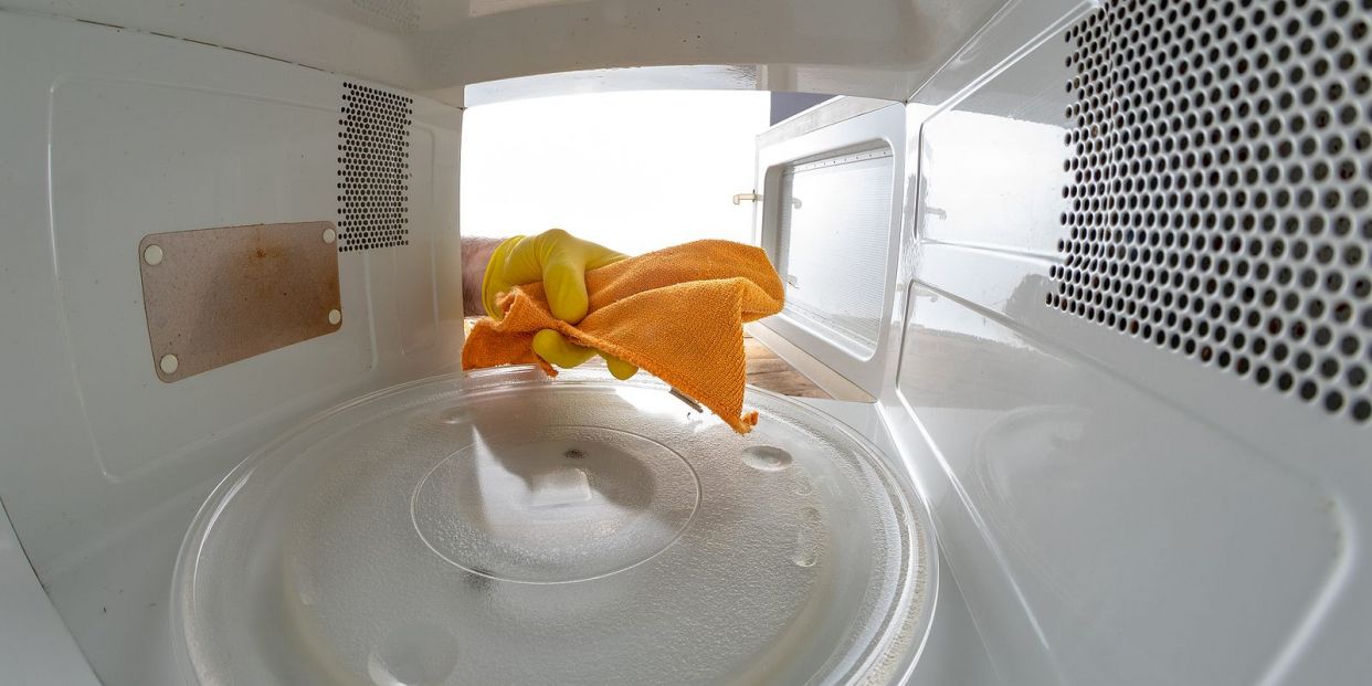4 trucos para limpiar y desinfectar el microondas