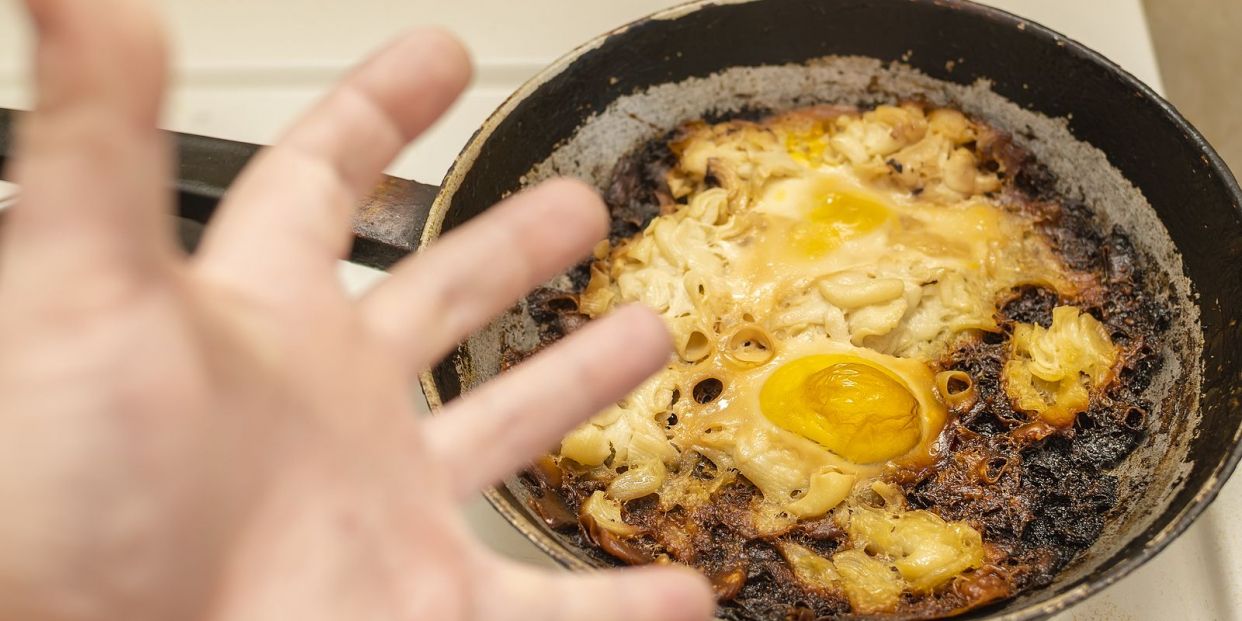 ¿Cómo quitar la comida pegada en una olla o sartén?