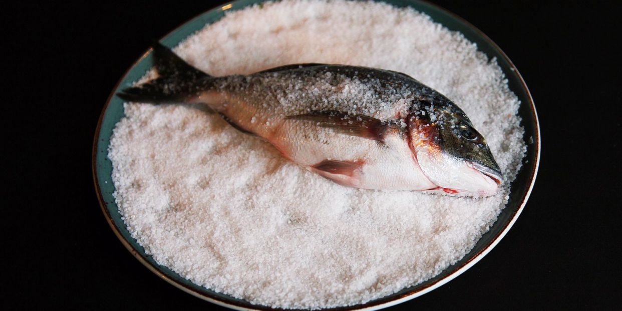Prepara un pescado a la sal con estos consejos