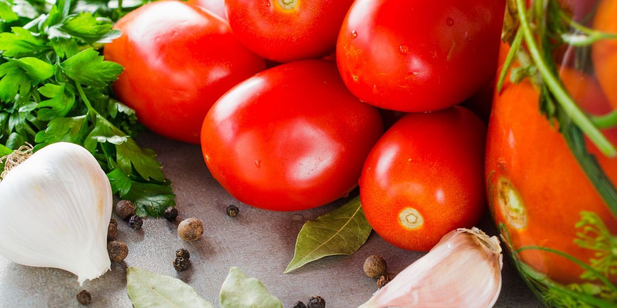 Trucos de cocina: ajo, cebolla y tomate siempre a mano