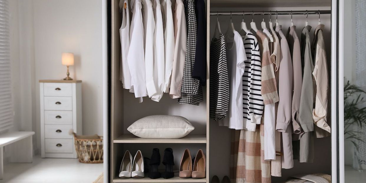 Ventajas de organizar tu armario por colores