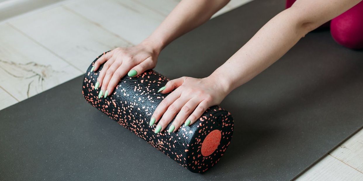 Cómo usar el rodillo de espuma para el dolor muscular