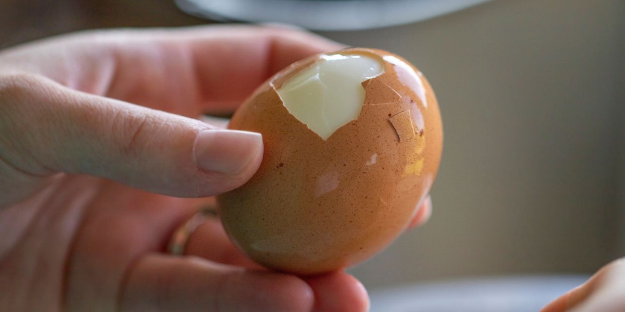 El truco para saber si un huevo está cocido