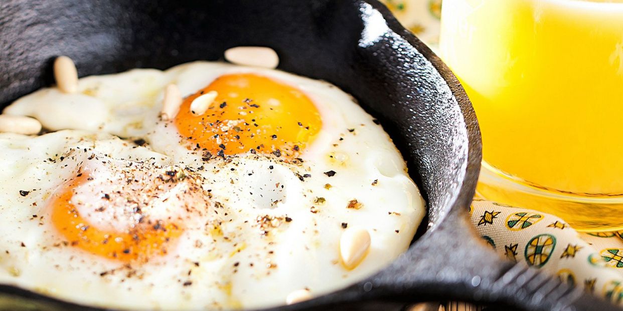 El mejor truco para que no salte el aceite al freír un huevo