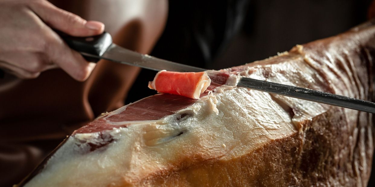 Clava un cuchillo jamonero a su pareja en el ojo