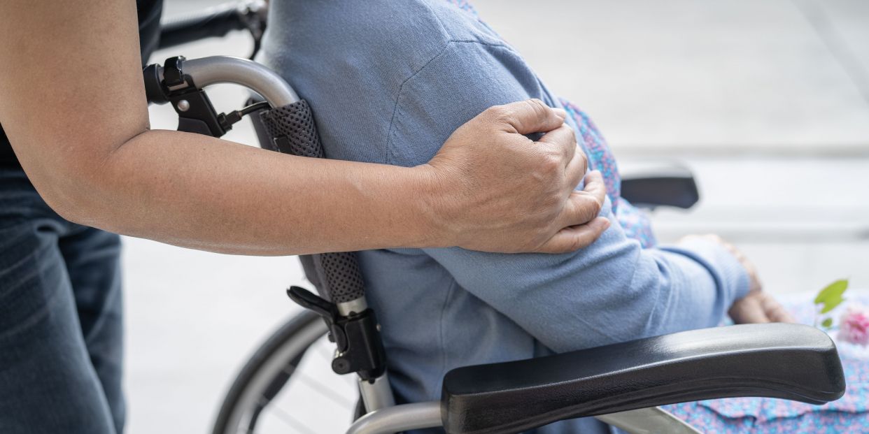 Sujeciones residencias: miles de mayores viven atados